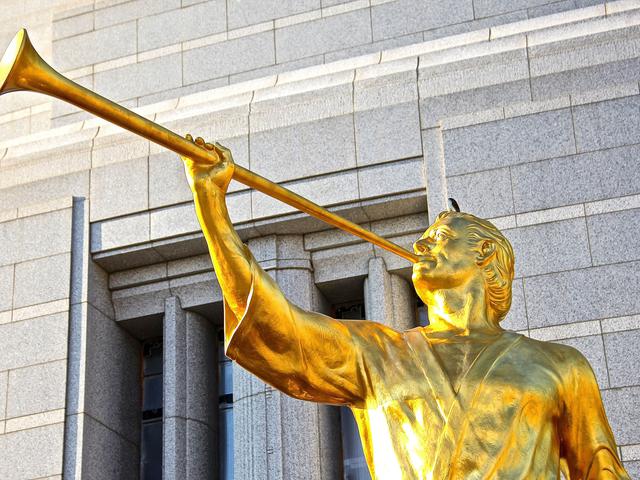 Estátua do Anjo Moróni Colocada no Templo de Roma